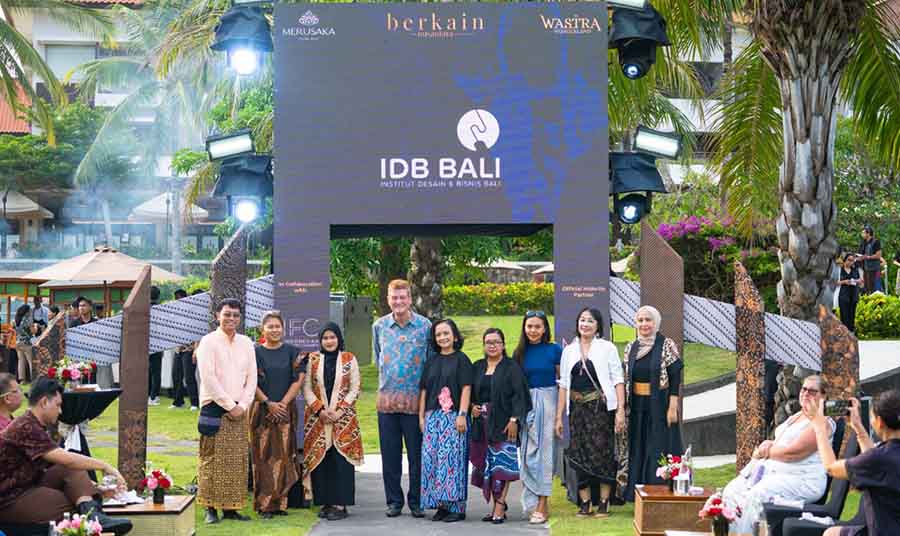 Merusaka Nusa Dua Rayakan Hari Batik Nasional Lewat “Wastra Wonderland ...